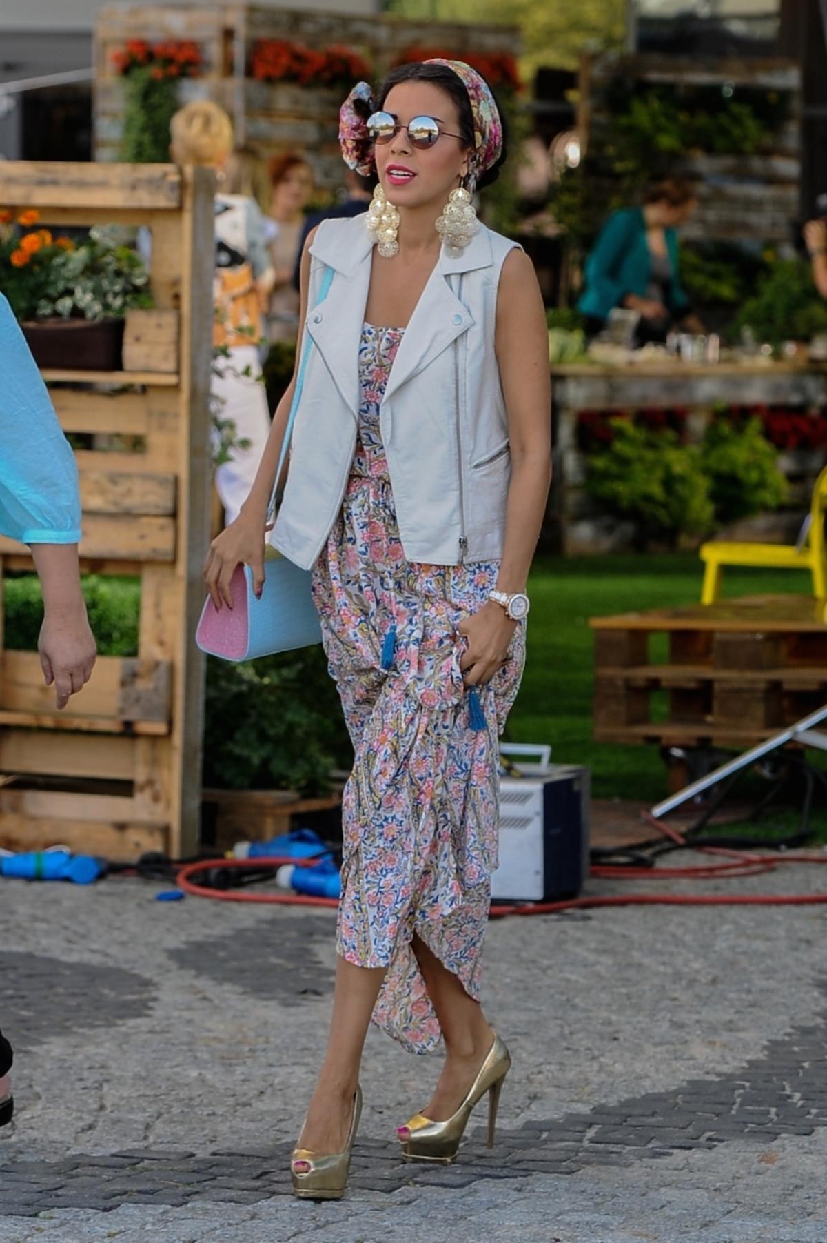 Macademian Girl w wysokich szpilkach