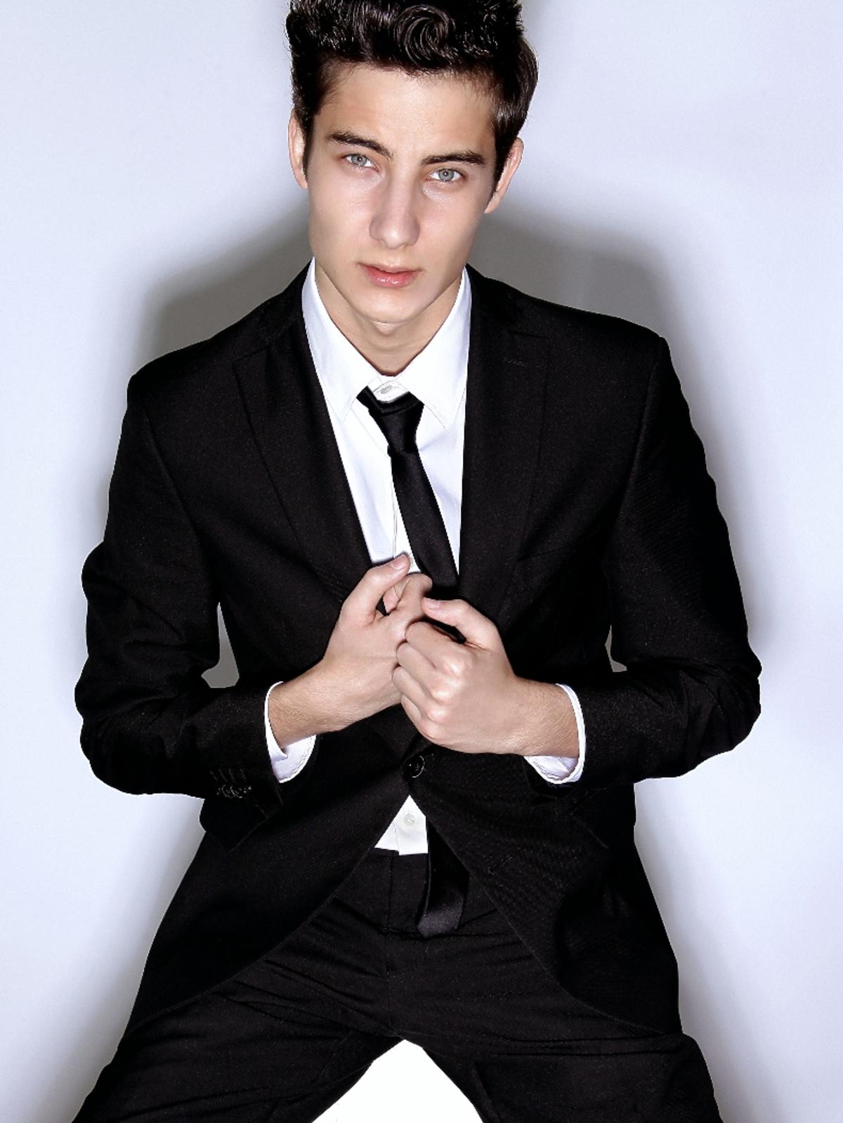 Adam Boguta podpisał kontrakt z agencją w Londynie