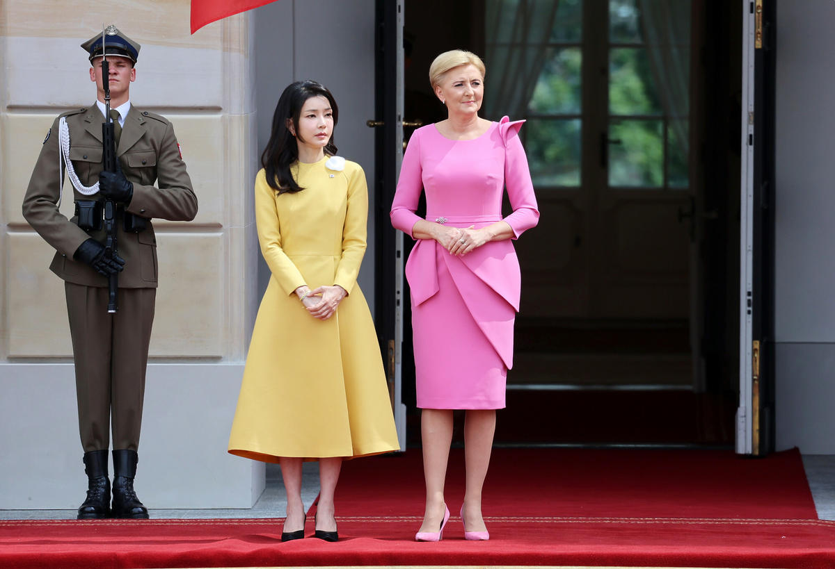Agata Duda w wersji Barbie? Pierwsza dama w różu na spotkaniu z parą prezydencką z Korei