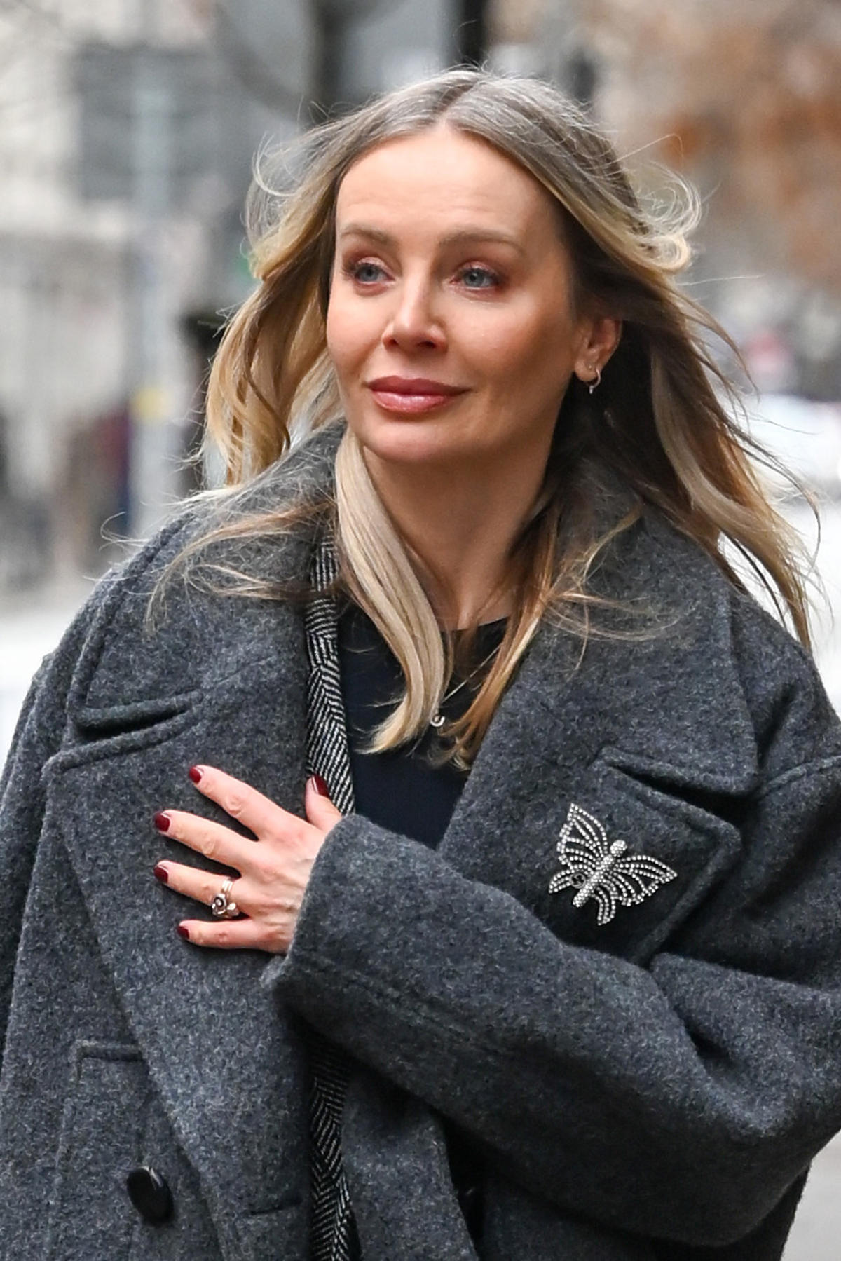 Uśmiechnięta Agnieszka Woźniak-Starak w szarym płaszczu z torbą za 6 ...