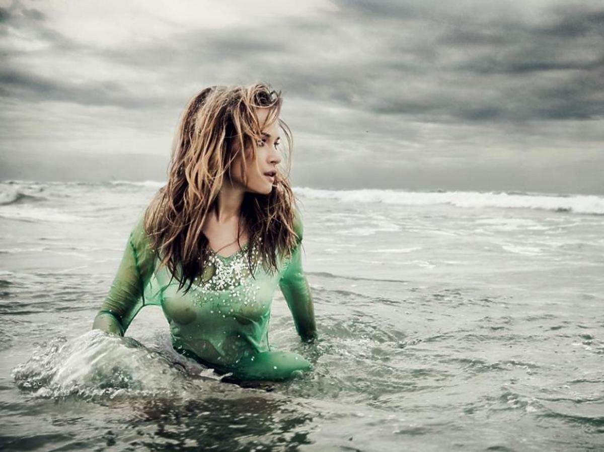 Alicja Bachleda-Curuś na plaży w Los Angeles