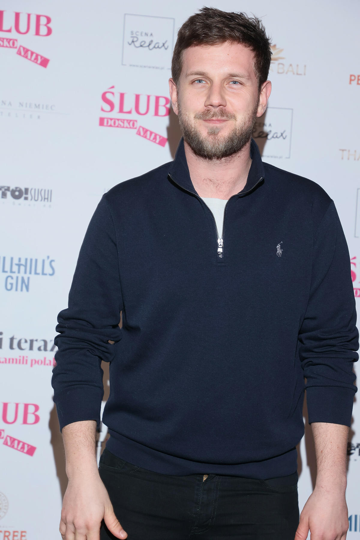 Antoni Królikowski bryluje na ściance podczas premiery sztuki "Ślub ...