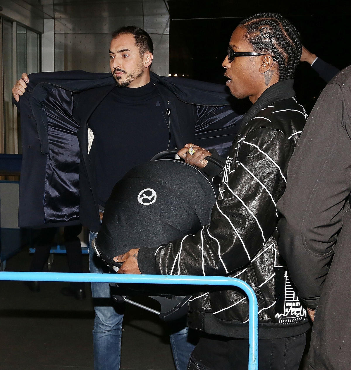 Rihanna i ASAP Rocky z dzieckiem na lotnisku. Baby Fenty to prawdziwy ...