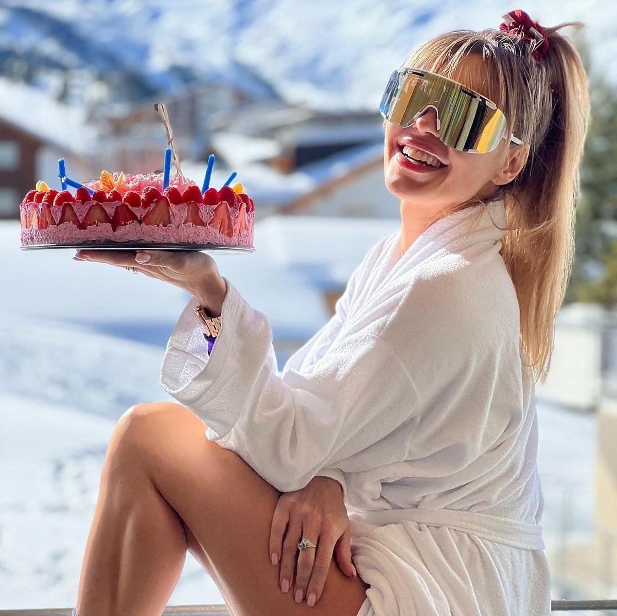 Doda chwali się zdjęciem w kostiumie kąpielowym, a fani patrzą tylko na stopy: "Gdzie jest mały ...