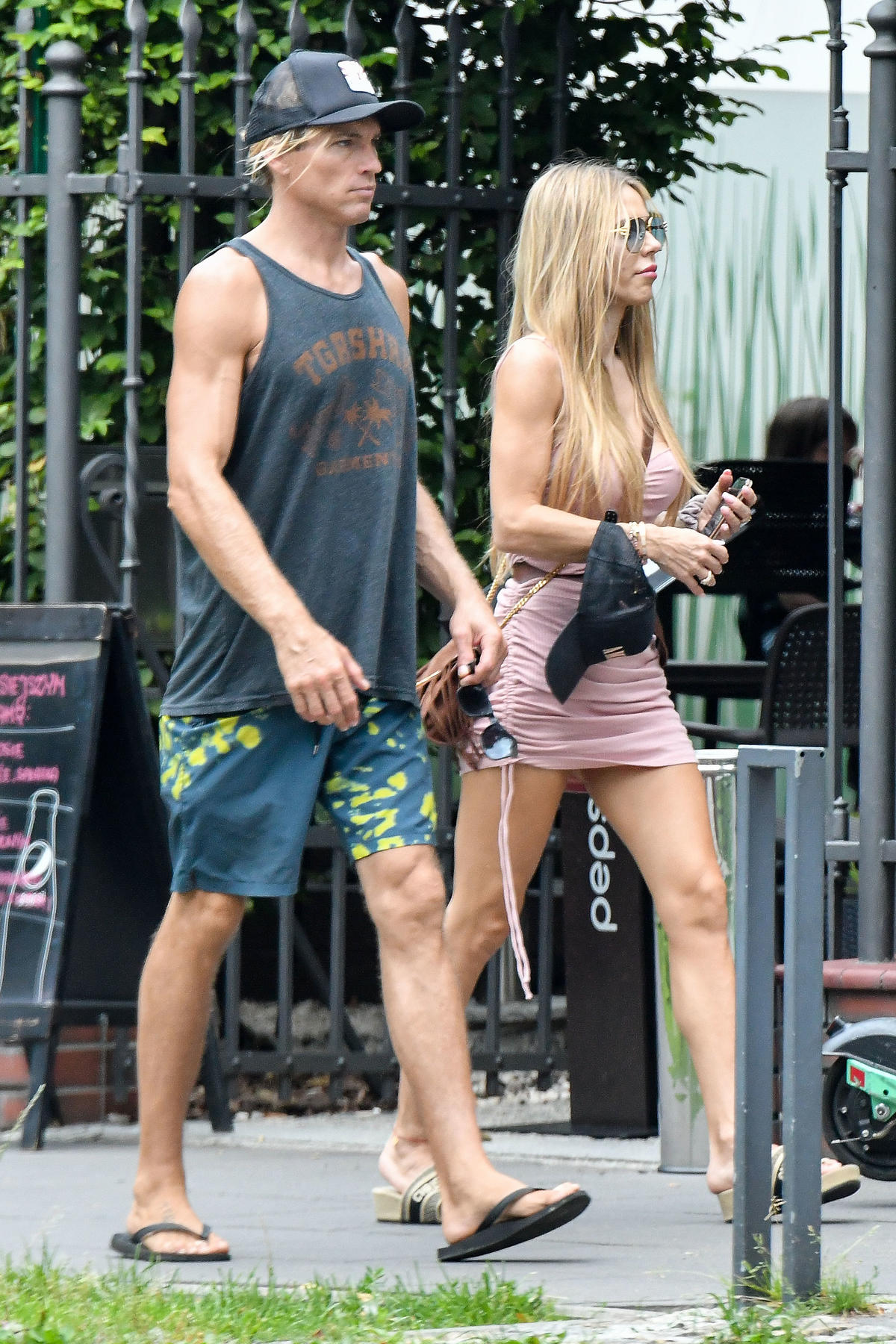 Doda i Max Hodges spacerują za ręce. Nowe zdjęcia paparazzi