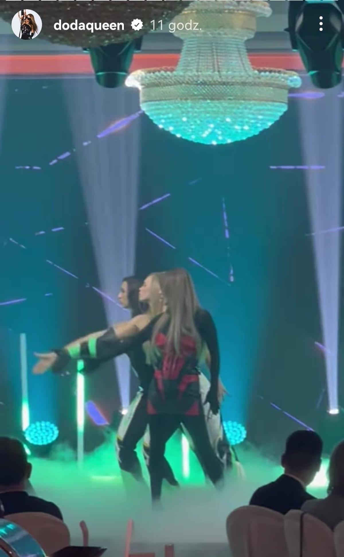 Doda na urodzinach Radia ESKA. Ta skórzana mikro mini robi wrażenie ...