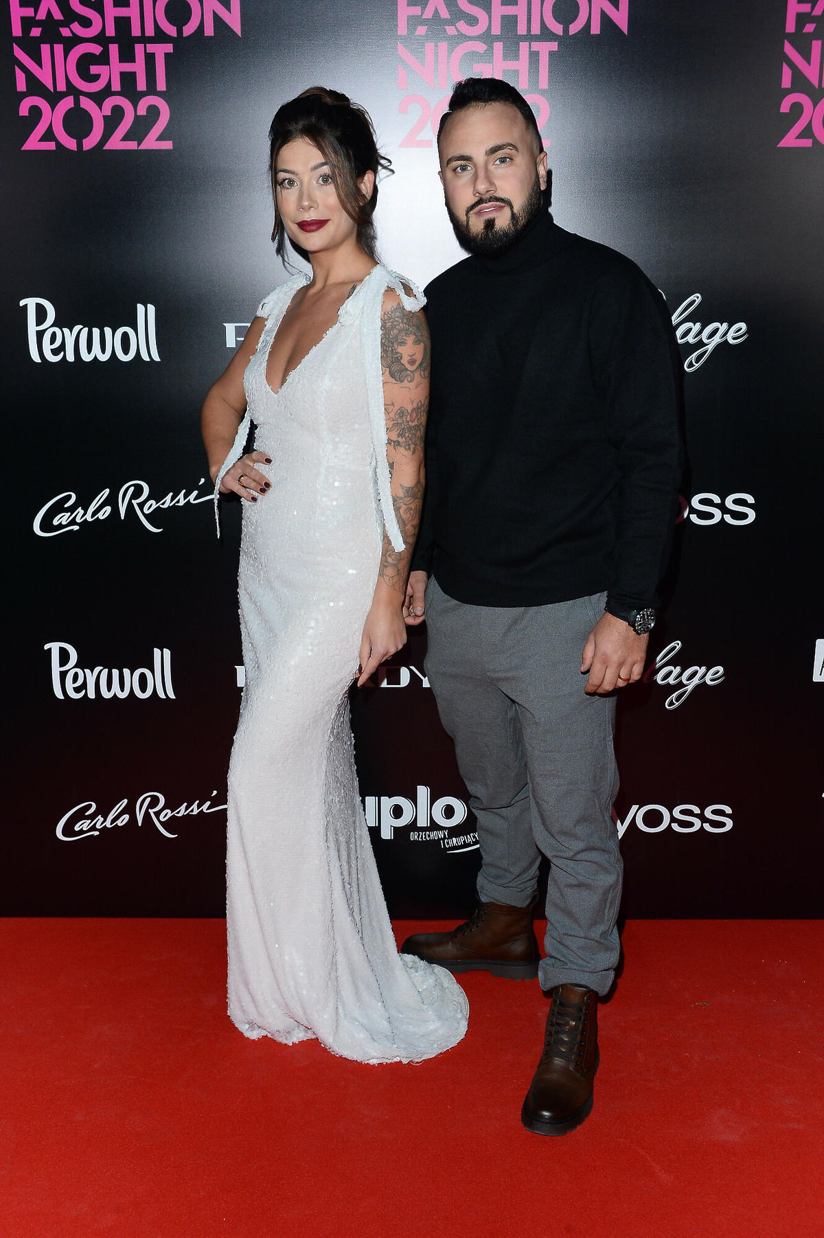 "Hotel Paradise": Odmieniona Marietta pozuje z mężem na ściance podczas ...