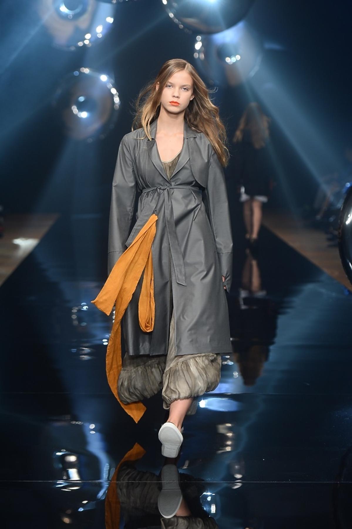 Iga Lis w kampanii La Manii w bluzie w czerowne usta