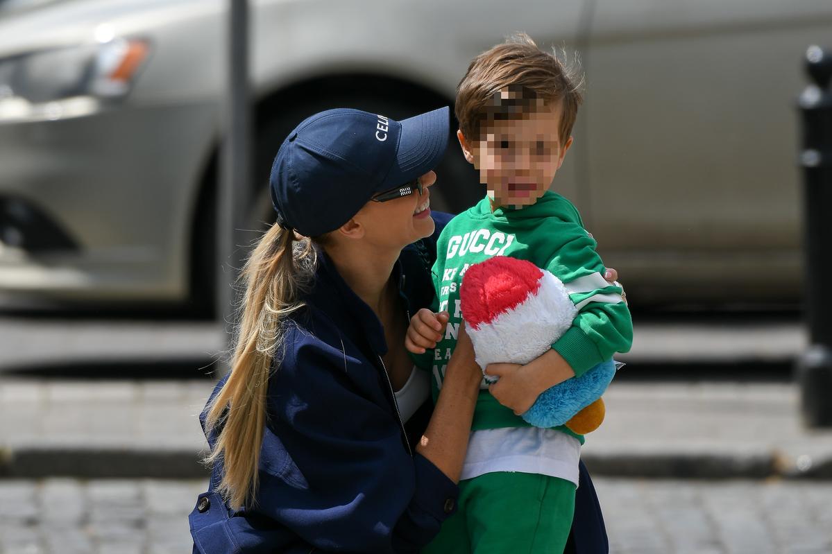 Izabela Janachowska na spacerze z mężem i synkiem. Nie zabrakło też ... Izabela Janachowska na spacerze z mężem i synkiem. Nie zabrakło też ...