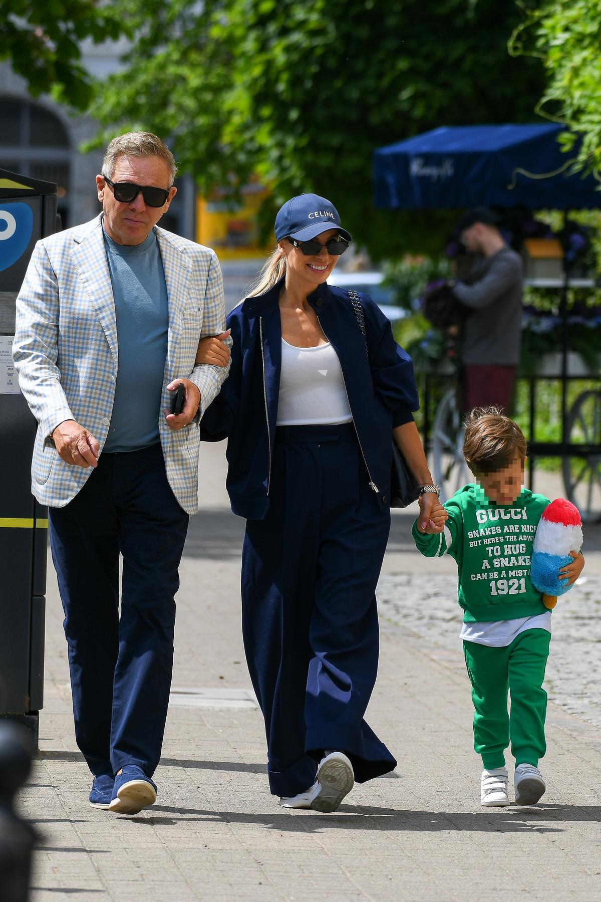 Izabela Janachowska na spacerze z mężem i synkiem. Nie zabrakło też ... Izabela Janachowska na spacerze z mężem i synkiem. Nie zabrakło też ...
