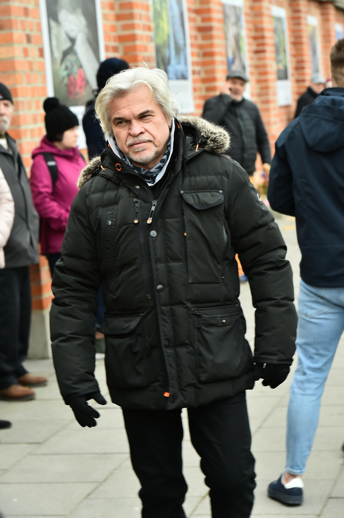 Pogrzeb Emiliana Kamińskiego. Aktora żegnają żona i przyjaciele ...