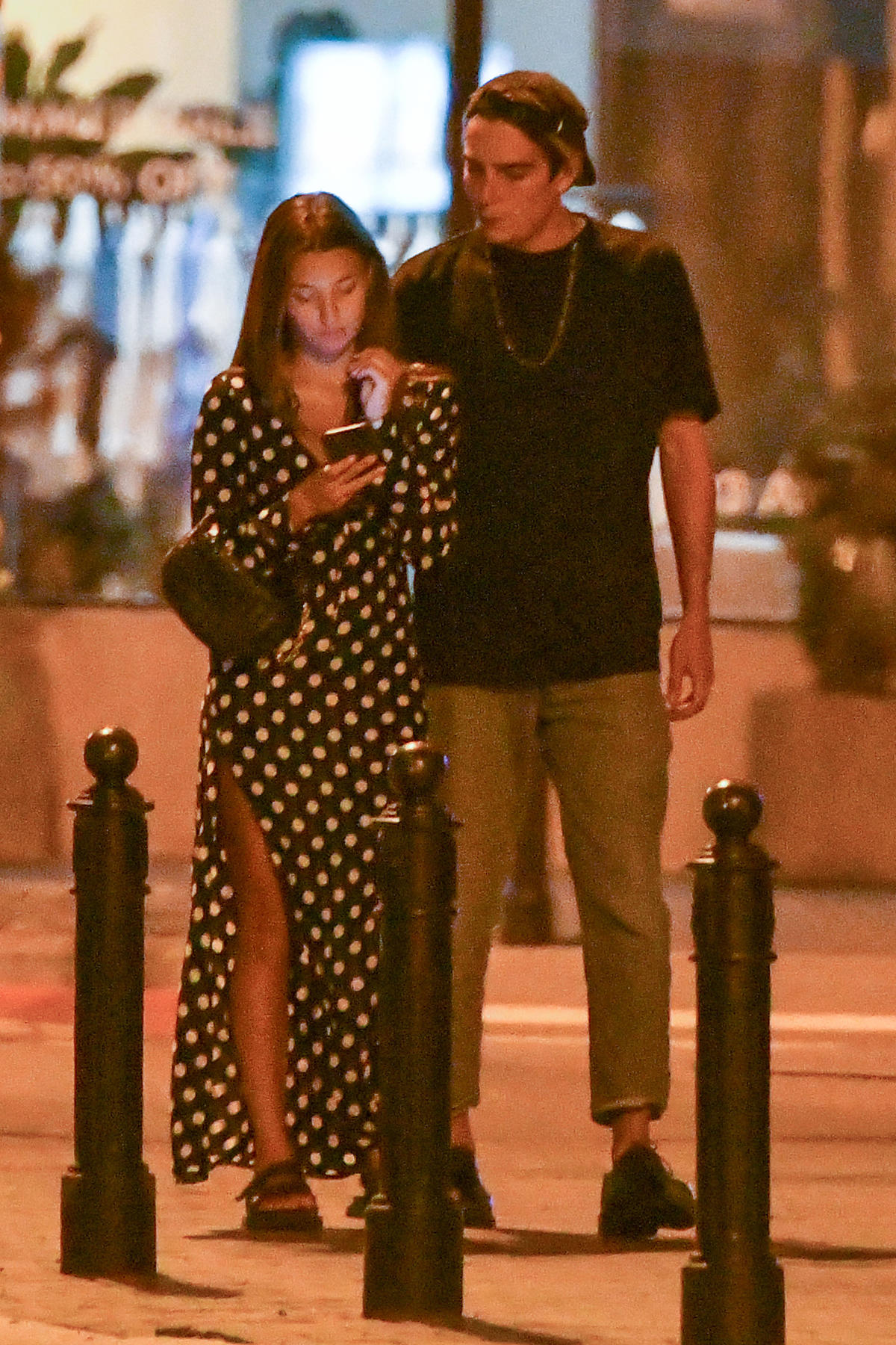 Julia Wieniawa i Nikodem Rozbicki całują się podczas spaceru. Zdjęcia ...