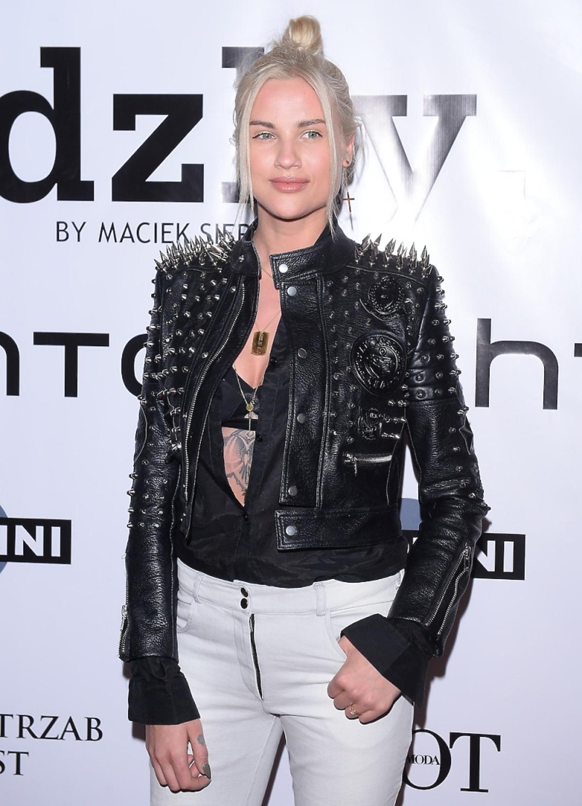 Karolina Gilon w rockowej kurtce z ćwiekami i z dekoltem