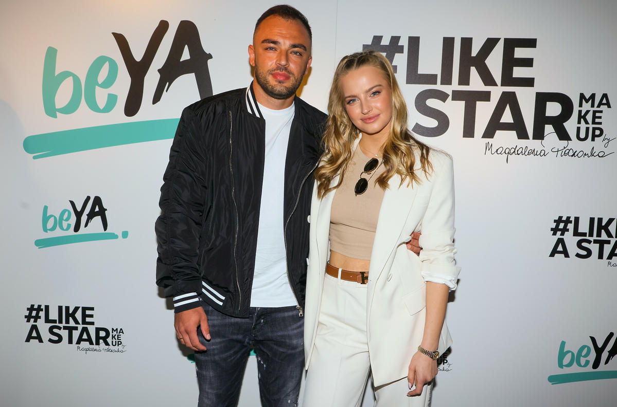 Zadowolona Karolina Pisarek pozuje z mężem na premierze książki ...