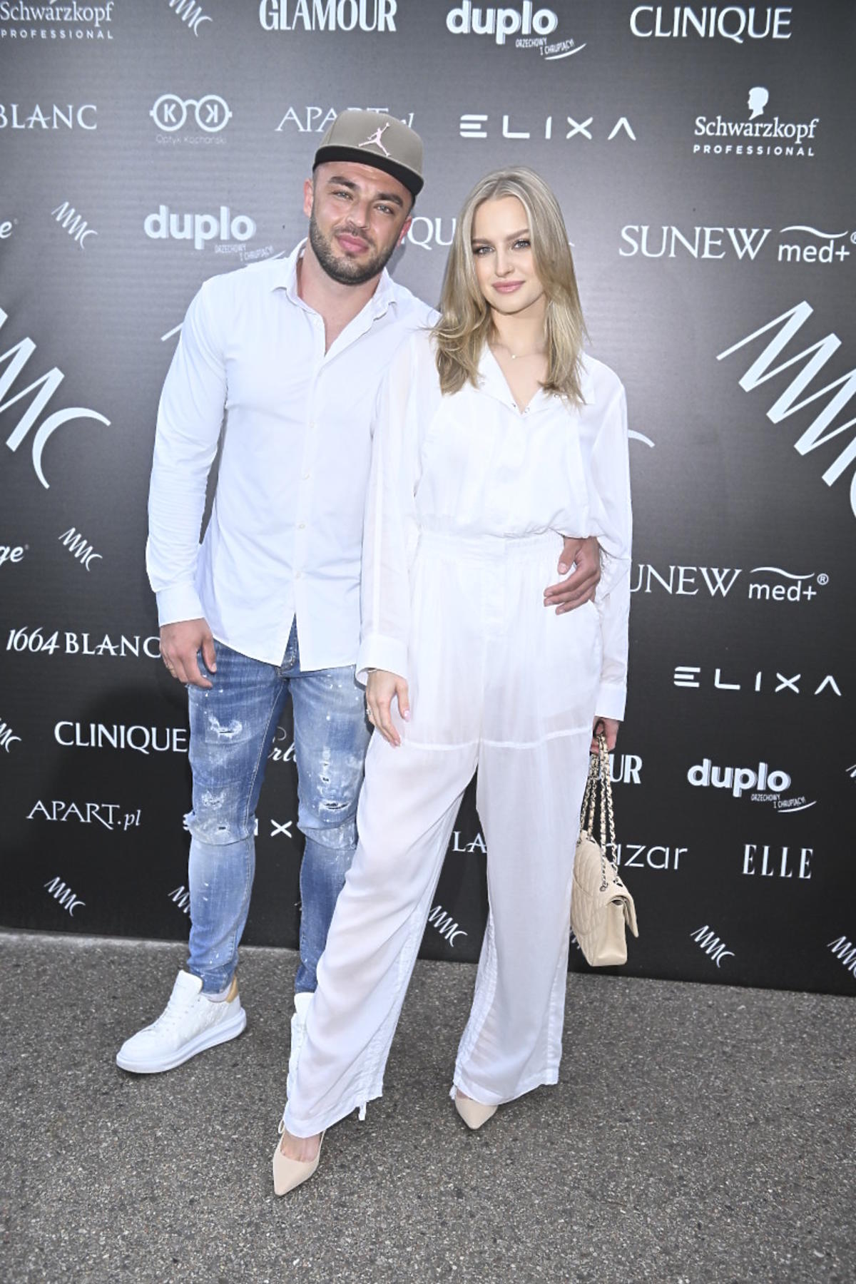 Zadowoleni Karolina Pisarek i Roger Salla brylują na pokazie mody. Mamy ...