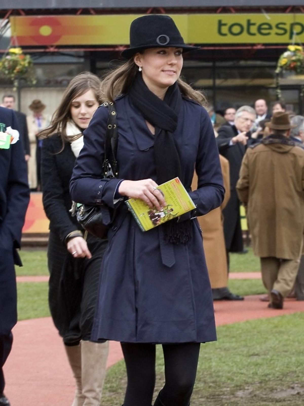 Dziś Kate Middleton jest ikoną stylu, lecz nie zawsze tak było! Zobacz ...