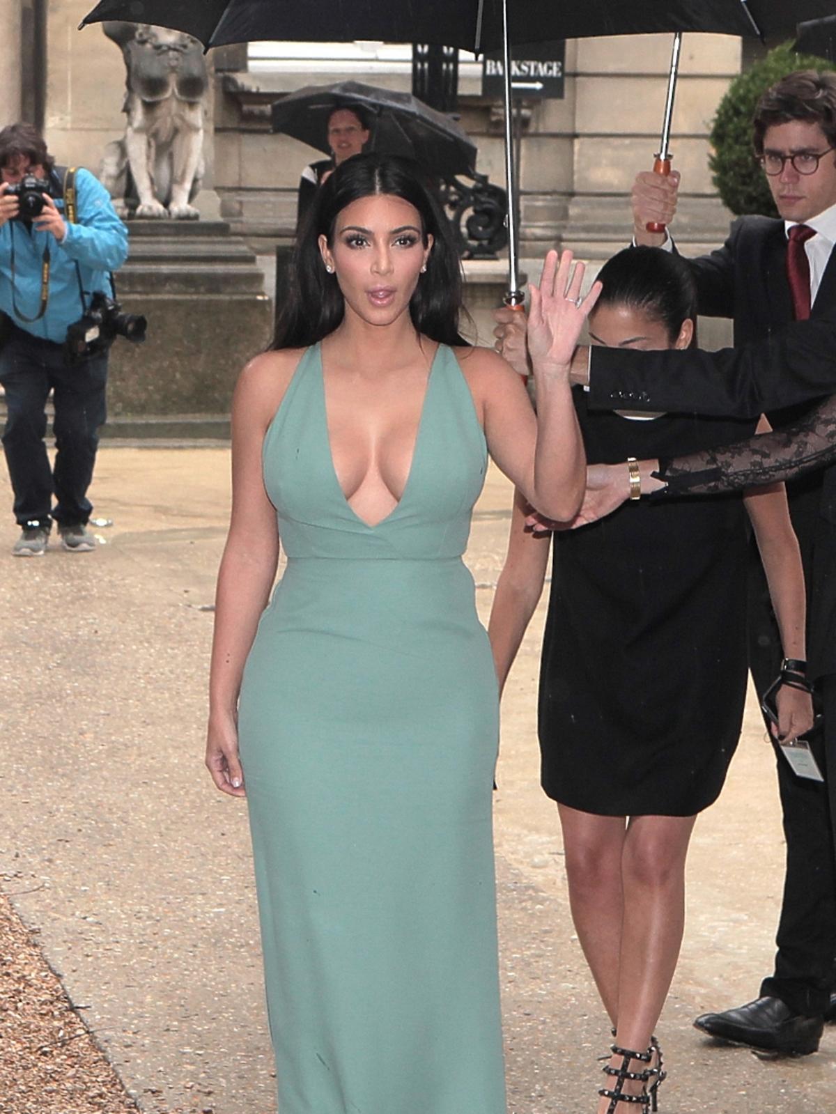 Kim Kardashian nago i w szpilkach w Kim Kardashian nago i w szpilkach w