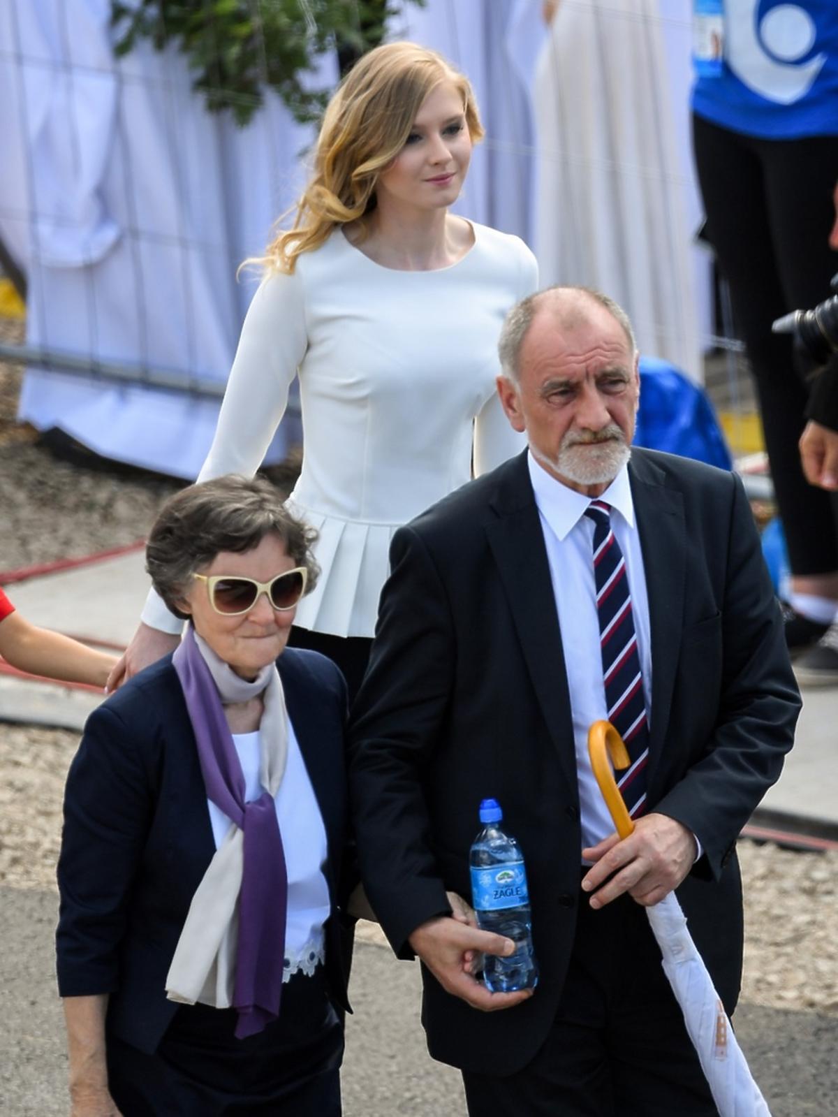 Elegancka Kinga Duda na mszy kończącej Światowe Dni Młodzieży