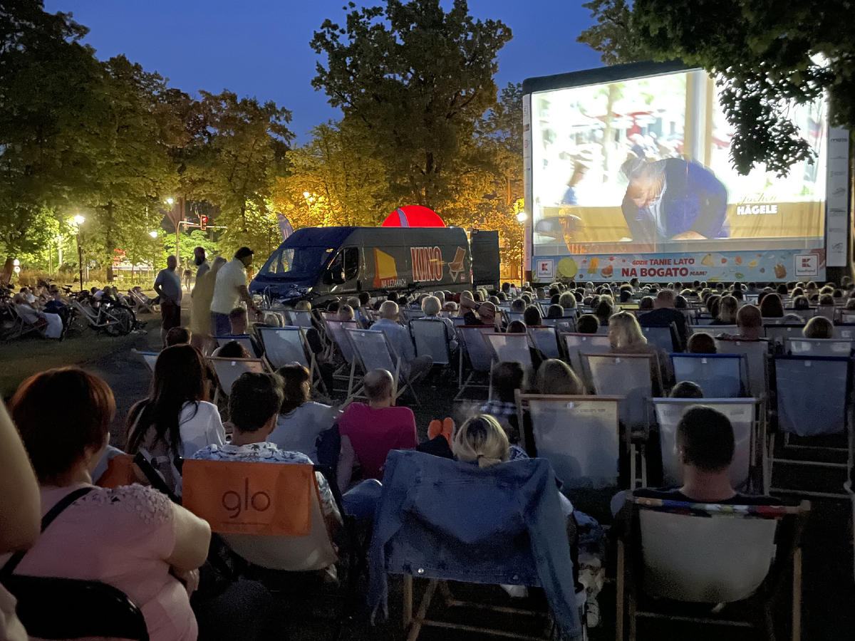 Leżak pełen atrakcji! Wybierz się na seans filmowy pod gwiazdami