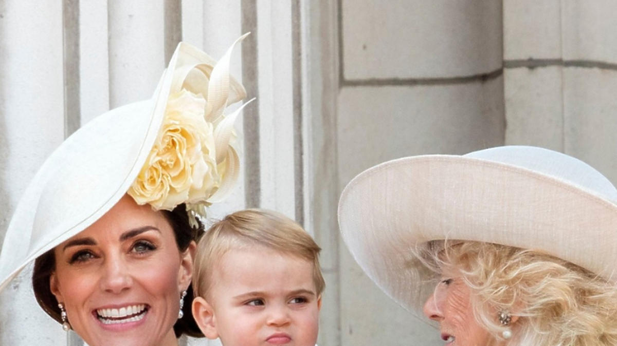 Książę Louis ssie kciuka na balkonie pałacu Buckingham. Księżna Kate ... Książę Louis ssie kciuka na balkonie pałacu Buckingham. Księżna Kate ...
