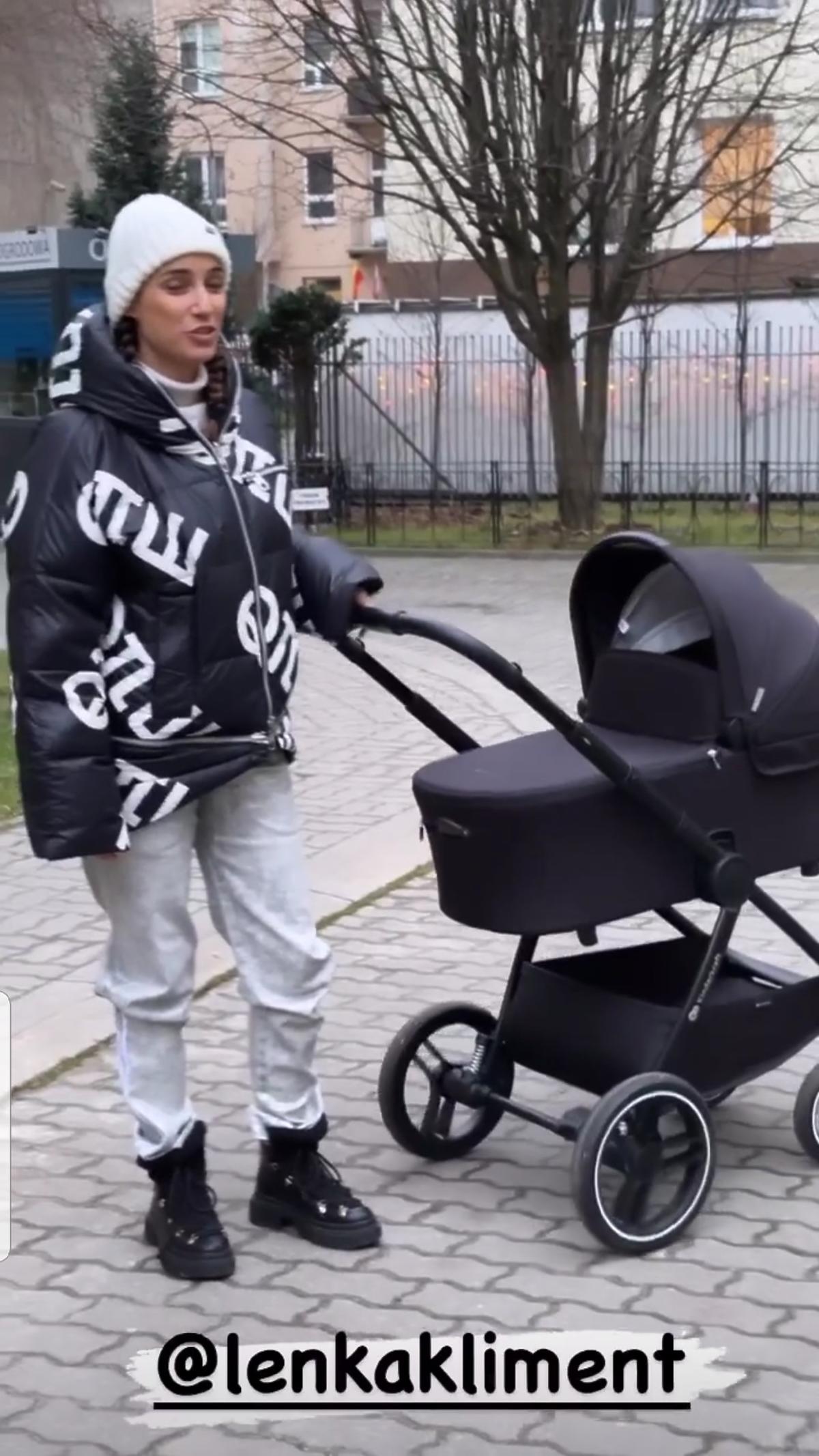 Lenka Klimentowa na spacerze z synem. Tylko spójrzcie na nowy wózek ...
