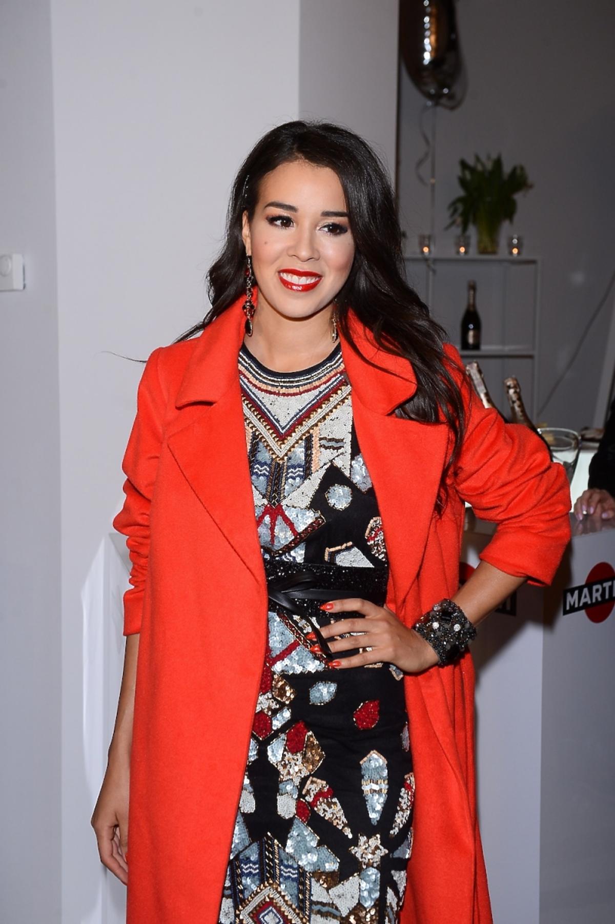 Macademian Girl w cekinowej sukience i czerwonym płaszczu