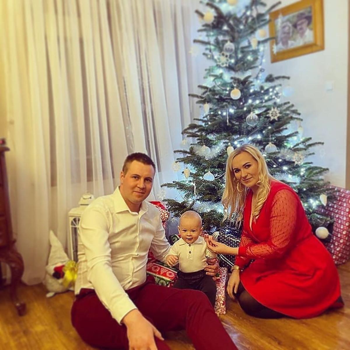 "Rolnik szuka żony": Magdalena Bator pokazała świąteczną sesję z mężem i synkiem! Marcel jest ...