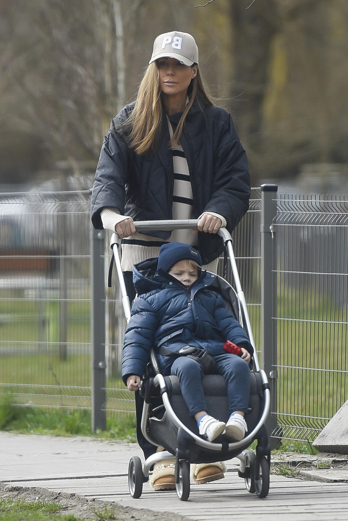 Naturalna Małgorzata Rozenek na spacerze z Heniem w kaloszach za 4 tys ...