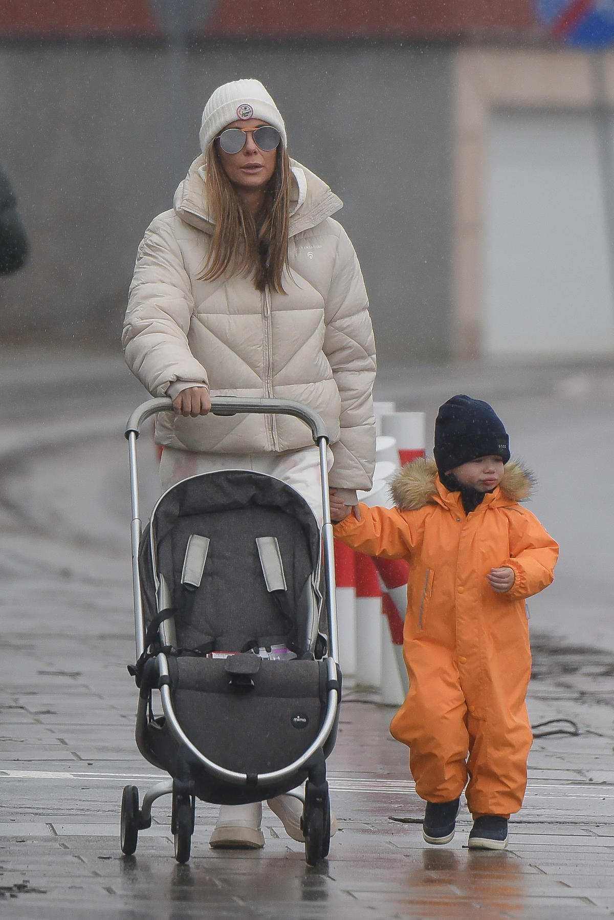 Małgorzata Rozenek i Radosław Majdan w deszczowy dzień spacerują z ...