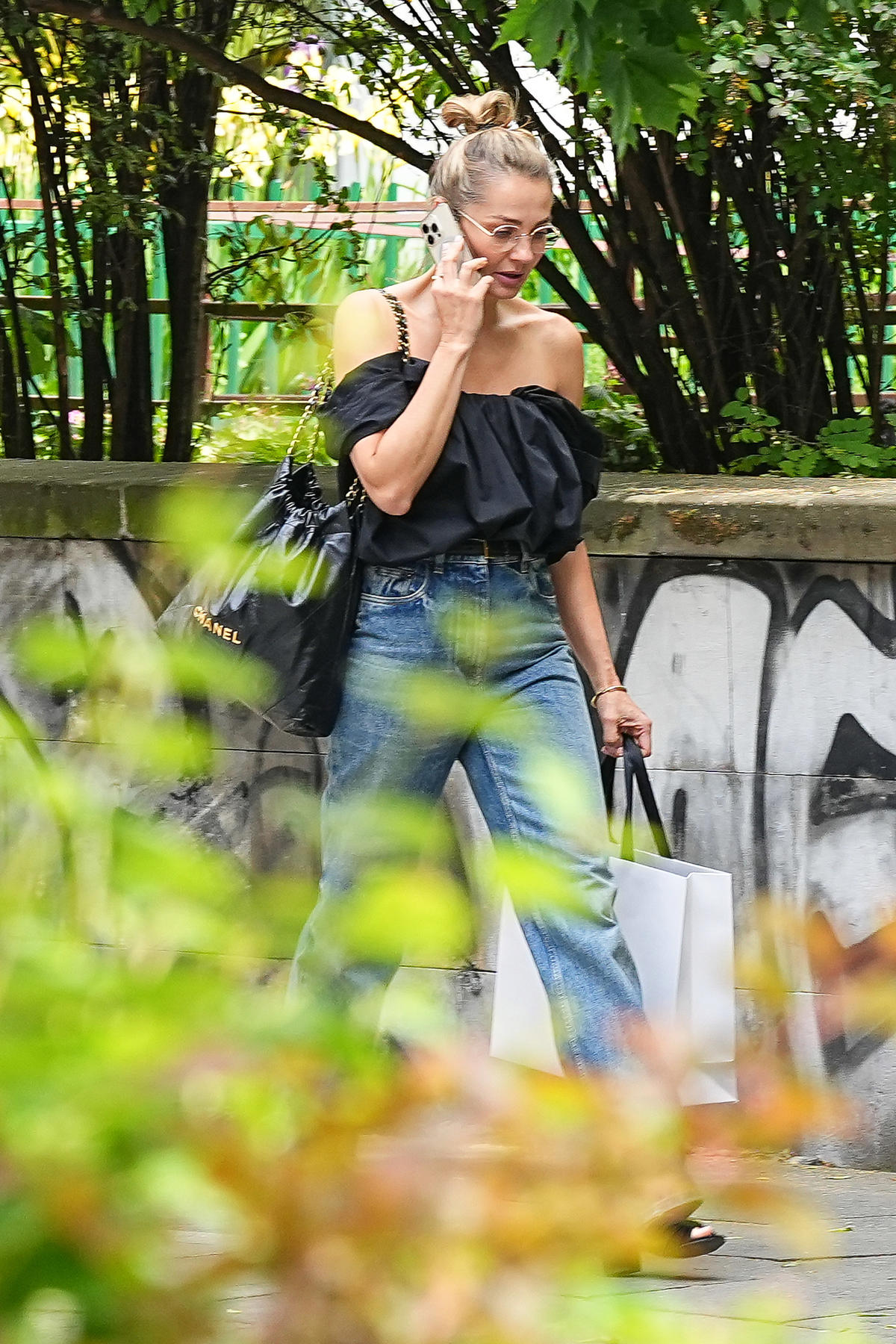 Małgorzata Socha w jeansach i z torebką za 30 tysięcy. ZDJĘCIA PAPARAZZI