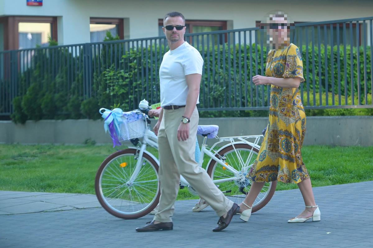 Marcin Hakiel na spacerze z córką i partnerką. Tancerz podarował ...