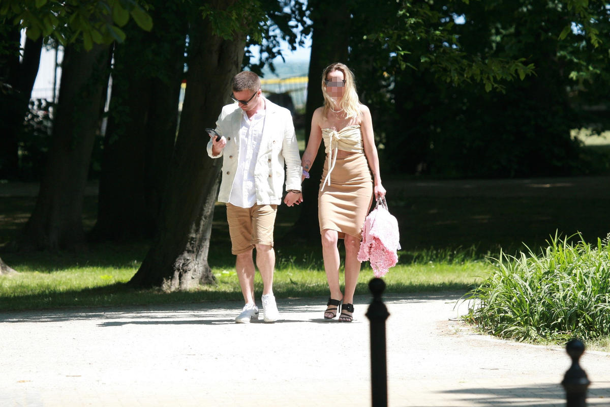 Marcin Hakiel wybrał się z partnerką nad morze. Uwagę zwracają plażowe ...