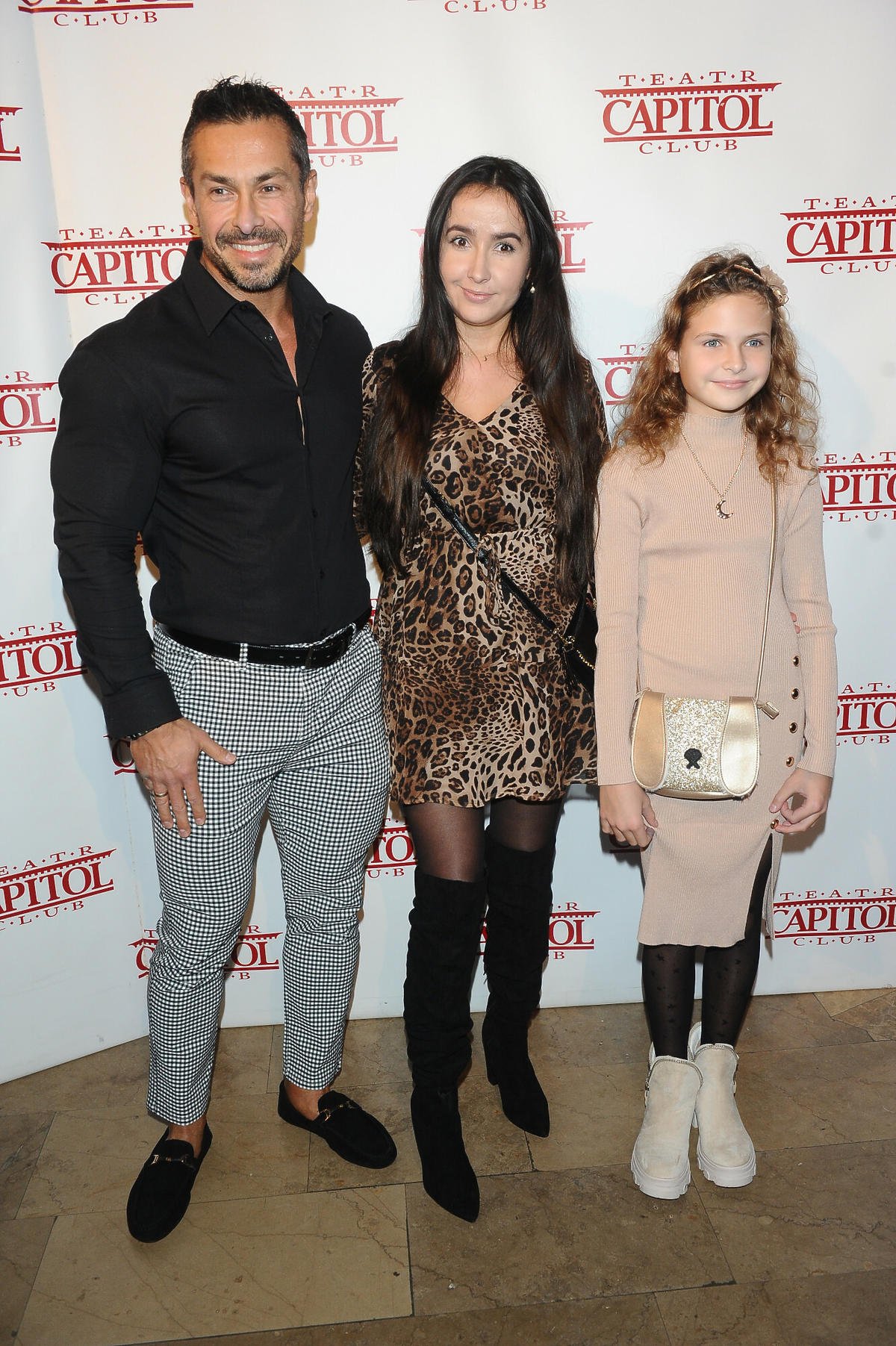 Katarzyna Skrzynecka z rodziną na premierze. Alikia zaraz przerośnie ...