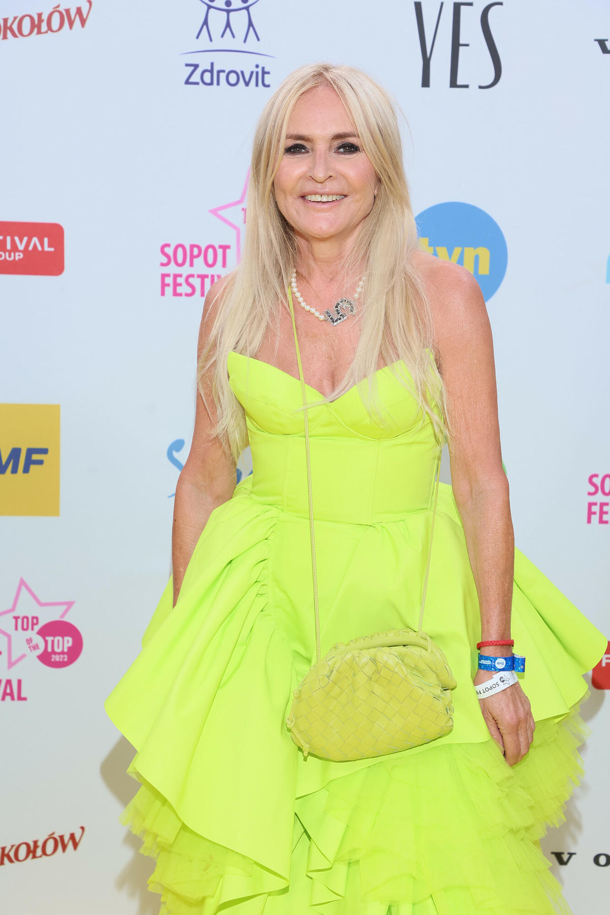 Monika Olejnik w neonowej sukni na festiwalu w Sopocie