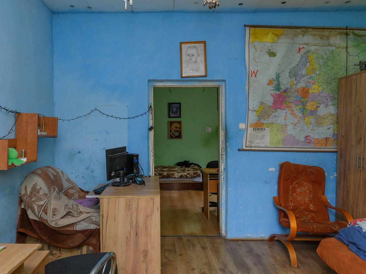 "Nasz Nowy Dom": Pani Halina po śmierci córki i zięcia opiekuje się wnukami. Jeden z nich jest ...