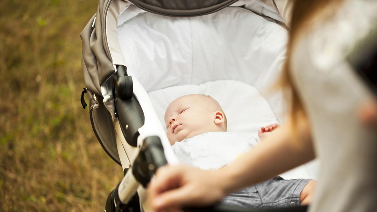 Kiedy pierwszy spacer z noworodkiem? Ubranie dla noworodka na spacer