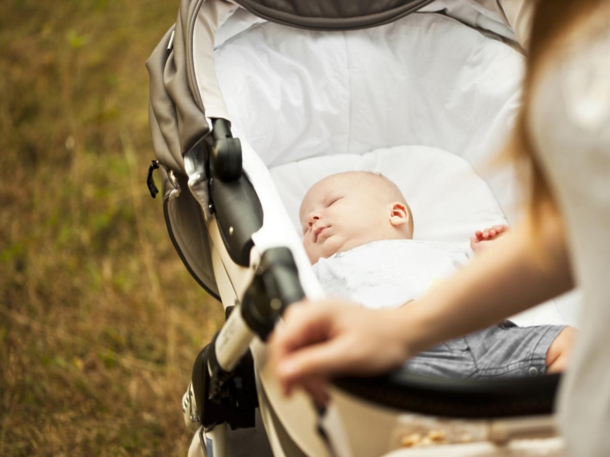 Kiedy pierwszy spacer z noworodkiem? Ubranie dla noworodka na spacer