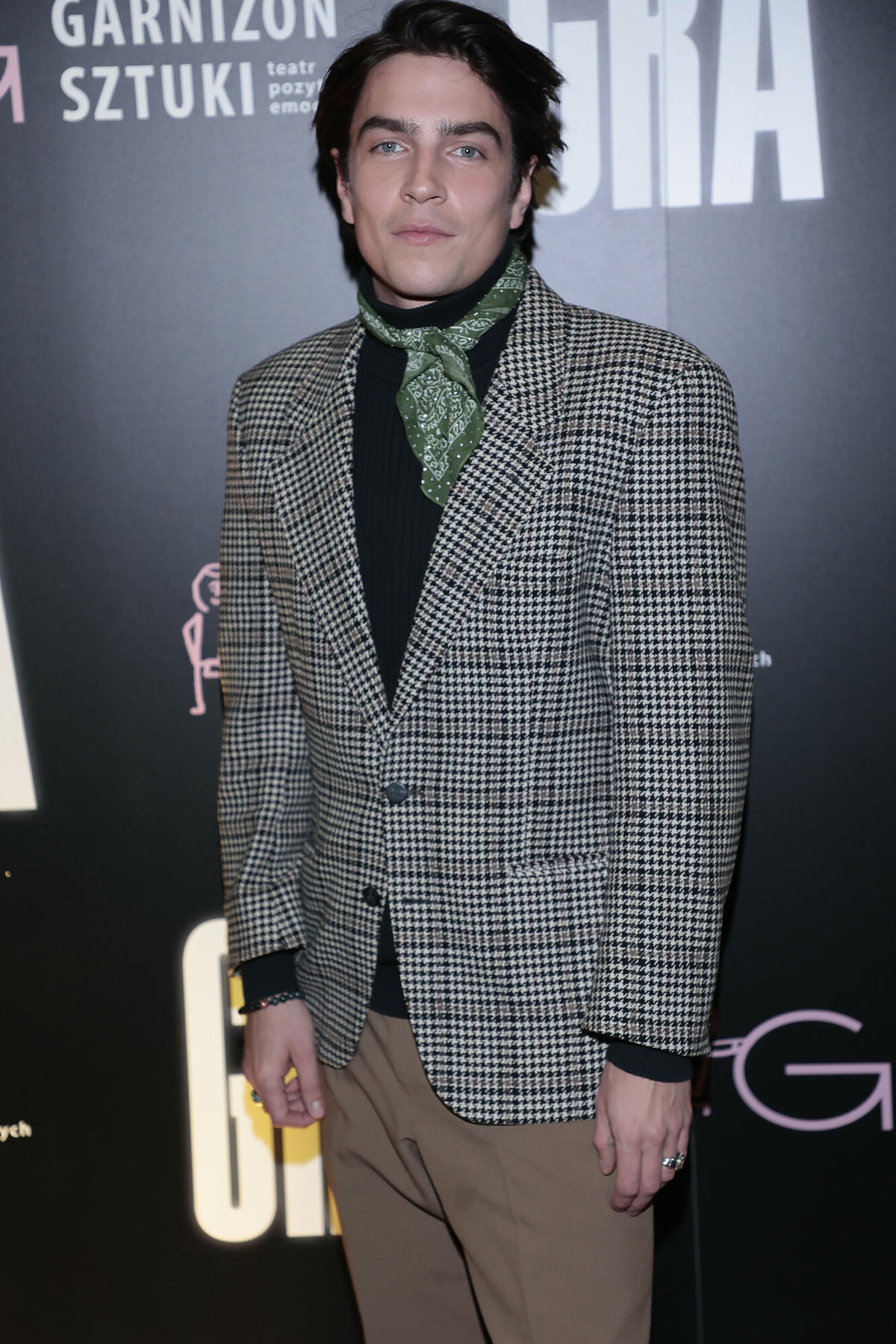 Nikodem Rozbicki na premierze spektaklu "Gra" z Julią Wieniawą ...