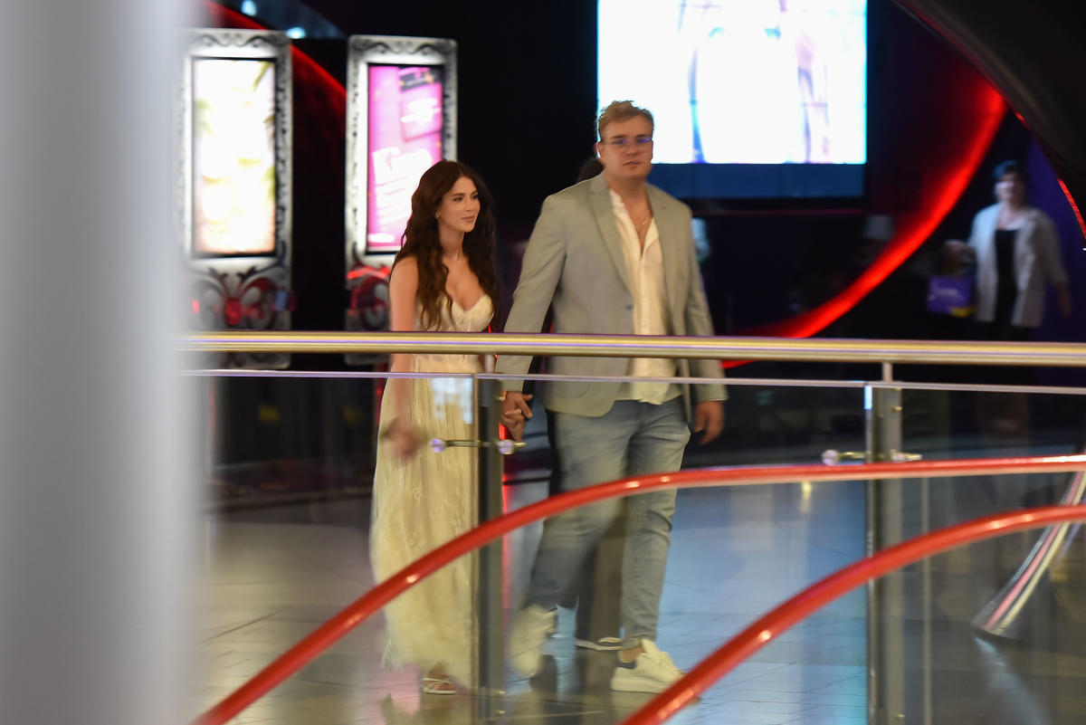 Roksana Węgiel niczym panna młoda. Z Kevinem nie szczędzili sobie ...