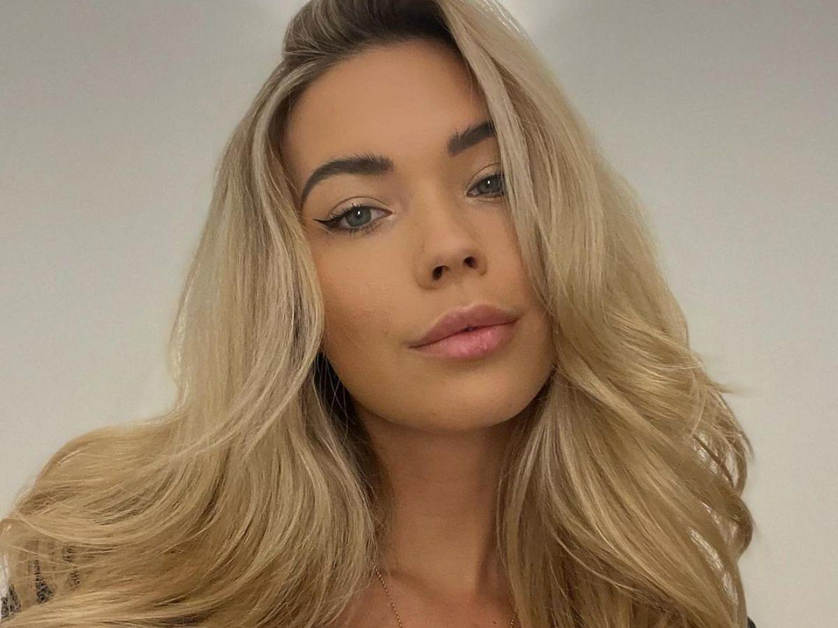 Sandra Kubicka spaceruje z odsłoniętym brzuchem. Ten model marynarki to ...
