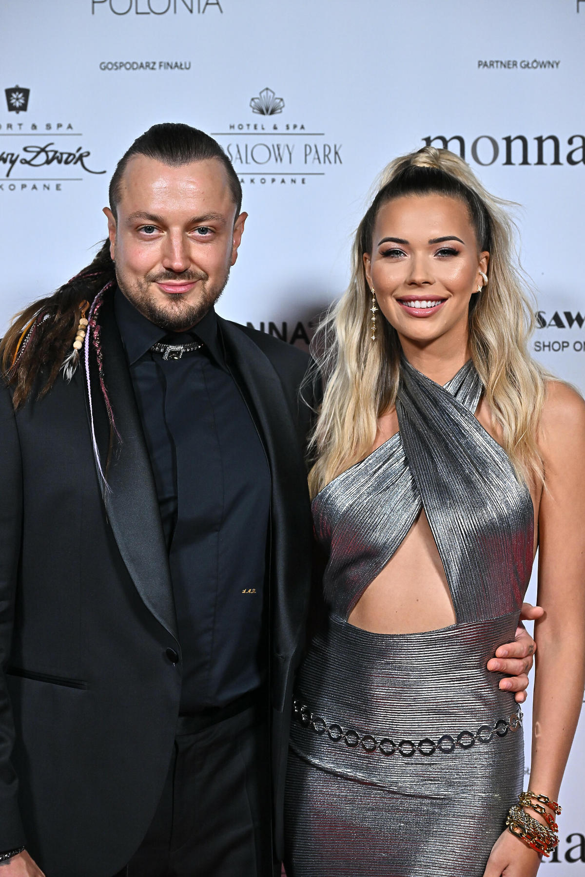 Zadowoleni Sandra Kubicka i Baron posyłają uśmiechy z finału Miss ...