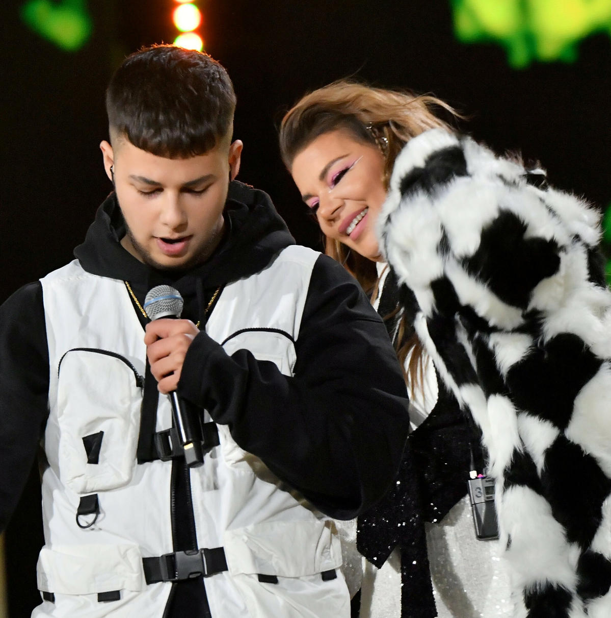 Sylwester TVP 2022/2023: Szalone stylizacje Mai Hyży, Miller na tronie ...