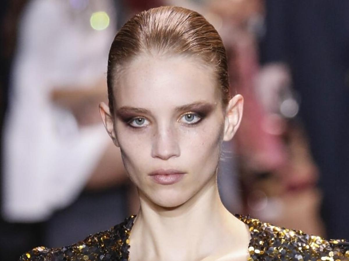 Smoky eye w stylu lat 90